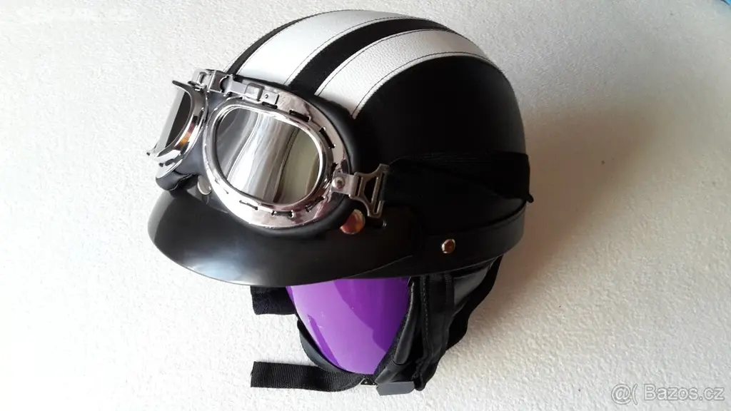 Retro helma černá- bílé pruhy - Uhlířské Janovice - Bazar - Sbazar.cz