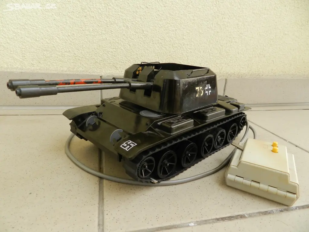BAKELITOVÝ TANK - FLAK - 60 léta - DDR - Plzeň-město - Bazar - Sbazar.cz