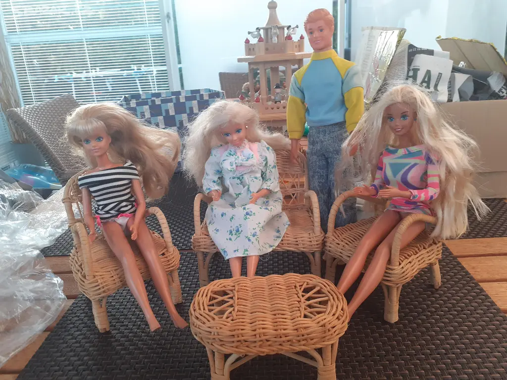 LEVNĚ! Panenky Barbie ˇ+ ratanová sedačka. Levně! - Praha - Bazar ...