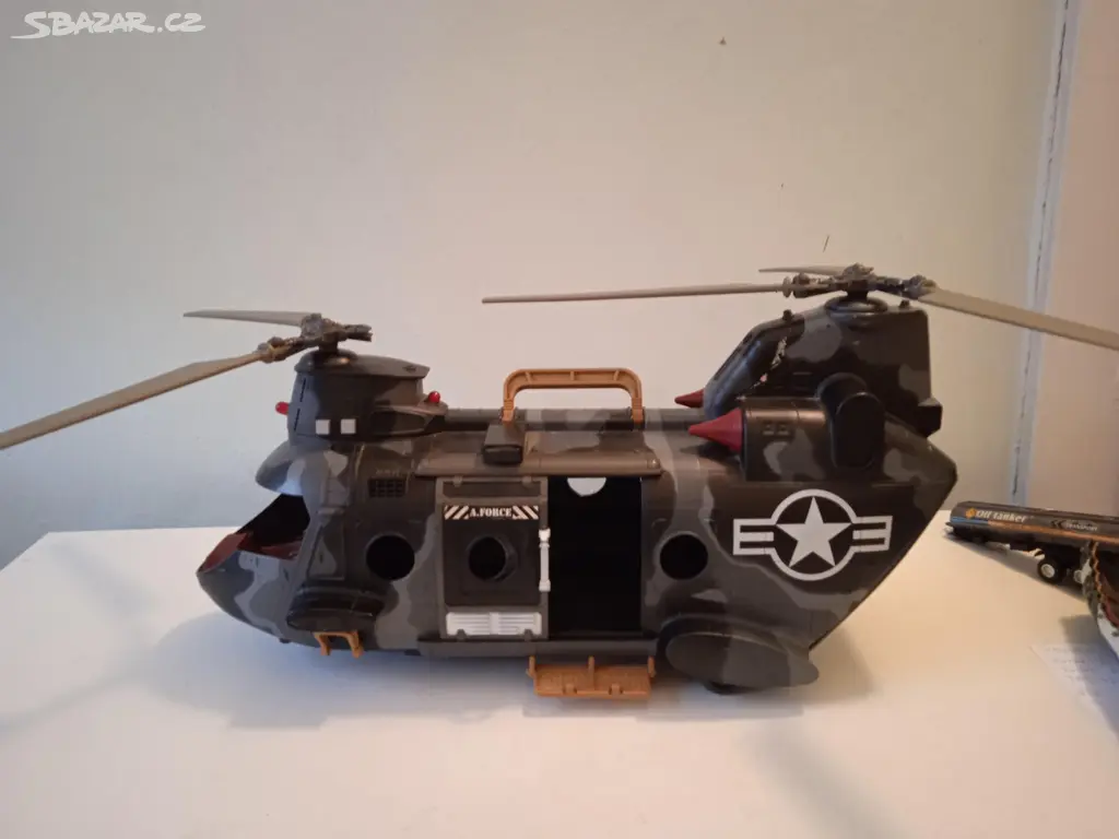 Hračka plastový vojenský vrtulník s parašutistou - Litomyšl, Litomyšl ...