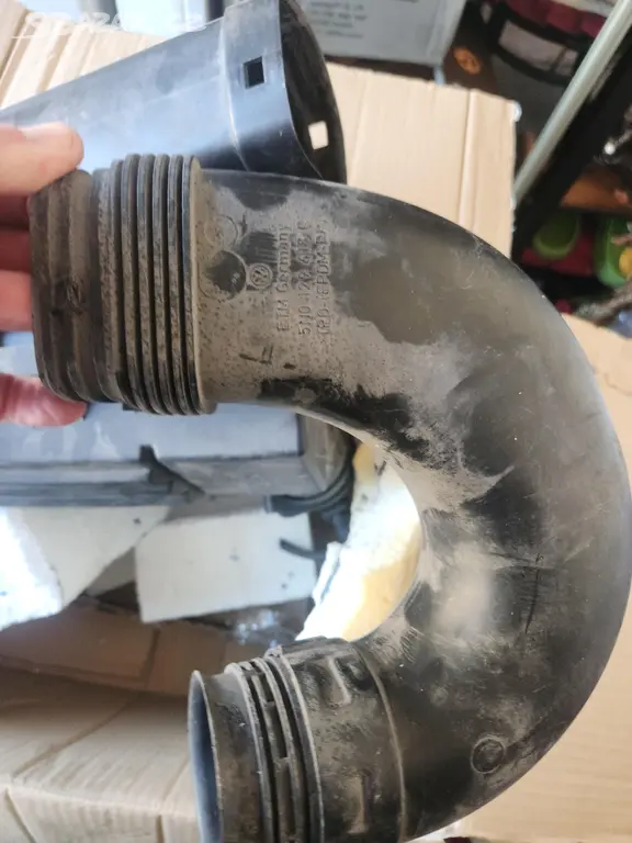 5N0129618C trubka sáni vzduchoveho filtru - Trutnov, Horní Staré Město ...