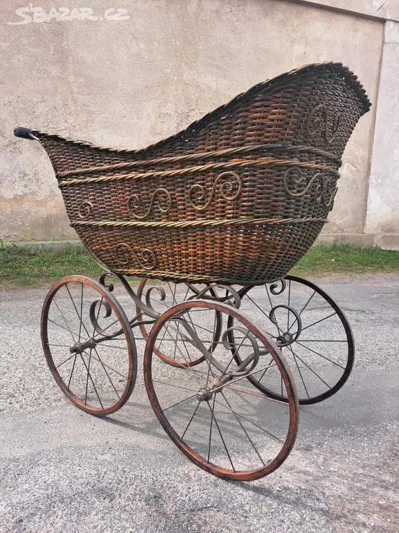 Velmi starý proutěný kočárek na mimino - Třebechovice pod Orebem - Bazar - Sbazar.cz