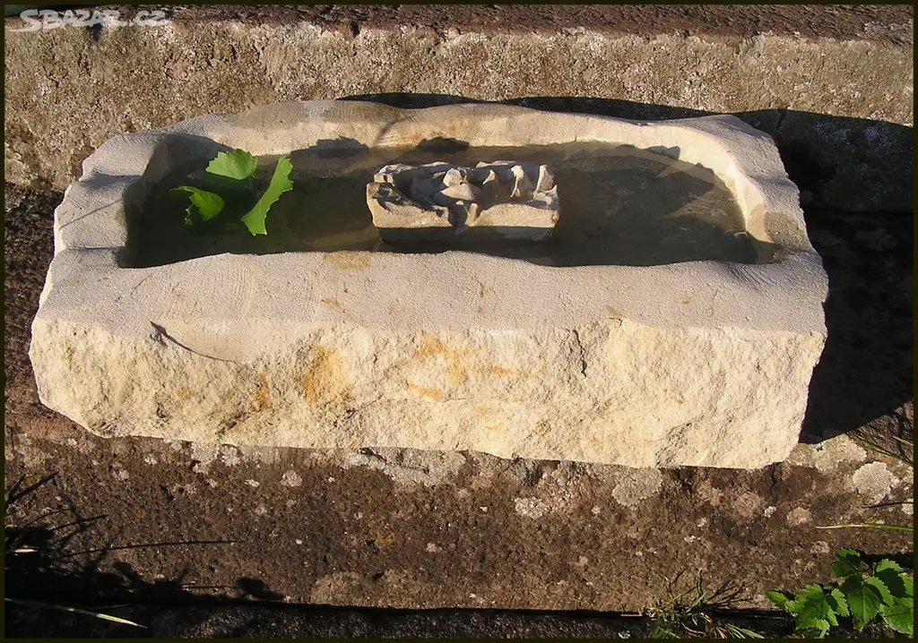 KORÝTKO, PÍTKO s růží Vysochané z pískovce - Rudník - Bazar - Sbazar.cz