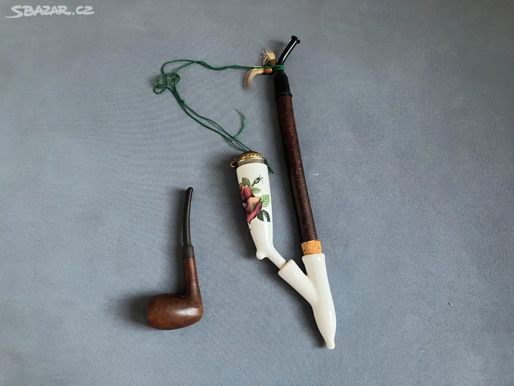 Porcelánová fajfka s motivem růže a dřevěná fajfka - Praha, Hloubětín ...
