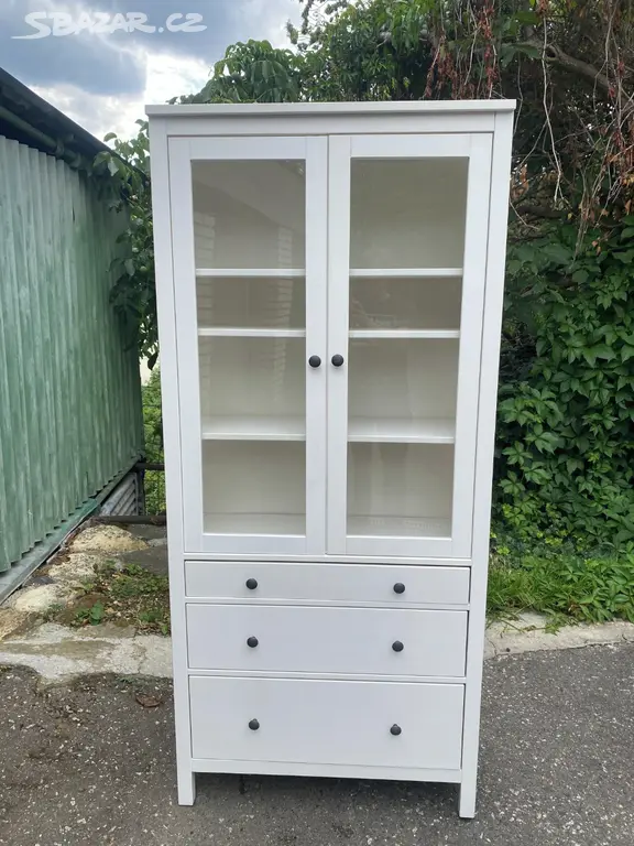 IKEA Hemnes vitrína - bíl. mořená - Praha, Libeň - Bazar - Sbazar.cz