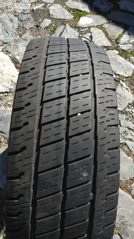 2 zimní pneu 195 70 15 C UNIROYAL vzorek 75% - Tovačov - Bazar - Sbazar.cz