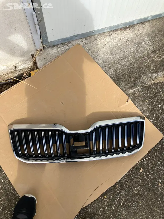 maska mrizka skoda superb iii 3 lift poskozena - Beroun - Bazar - Sbazar.cz