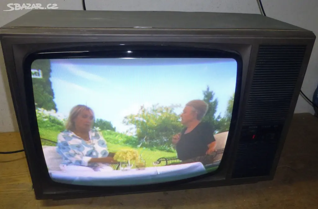 Funkční dřevěná barevná televize TESLA Color C430 - Praha, Záběhlice ...
