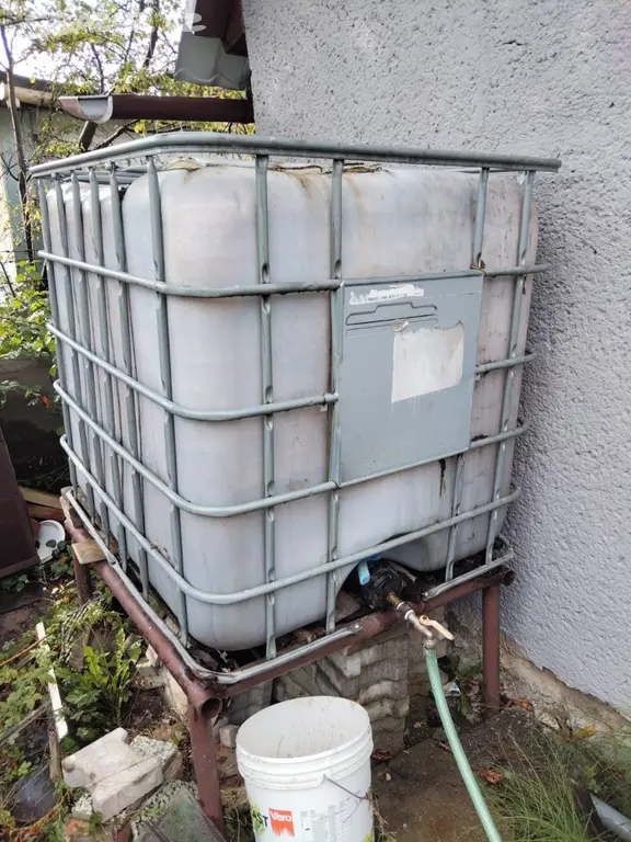Plastova nadz na vodu 1000 l. - Ostrava - Bazar - Sbazar.cz