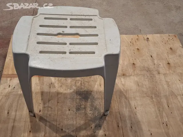 Židle plastová Stolička - Dobříš - Bazar - Sbazar.cz