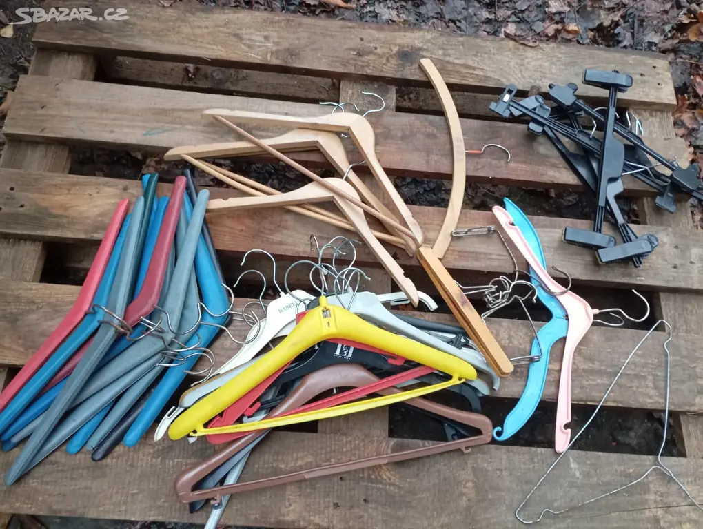 Velké množství různých ramínek dřevo, plast atd - Divišov - Bazar ...