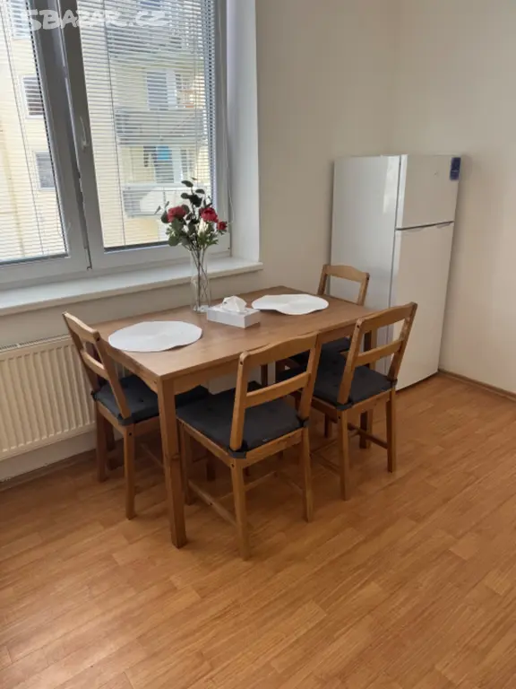 jídelní stůl + čtyři židle - Brno-Medlánky - Bazar - Sbazar.cz