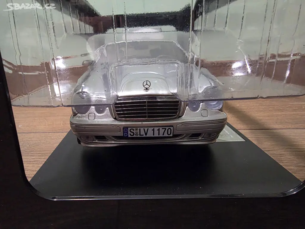 Mercedes Benz E320 W210 E-Klasse Model 1:18 - Praha - Bazar - Sbazar.cz