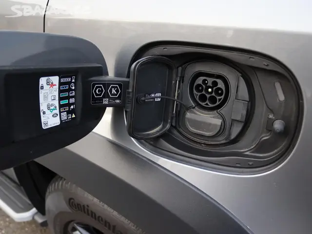 Land Rover Defender, 110 P400e Plug-in-Hybrid AWD - Hlavní město Praha ...