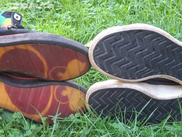 Botasky, tenisky Adidas i Superstar, Disney vel 32 - Vyškov - Bazar ...