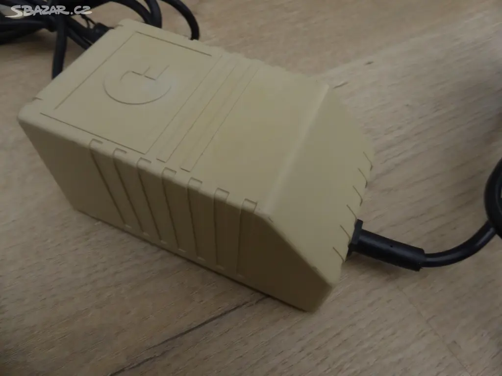 COMMODORE C 64 originální síťový napaječ funkční - Polička, Horní ...